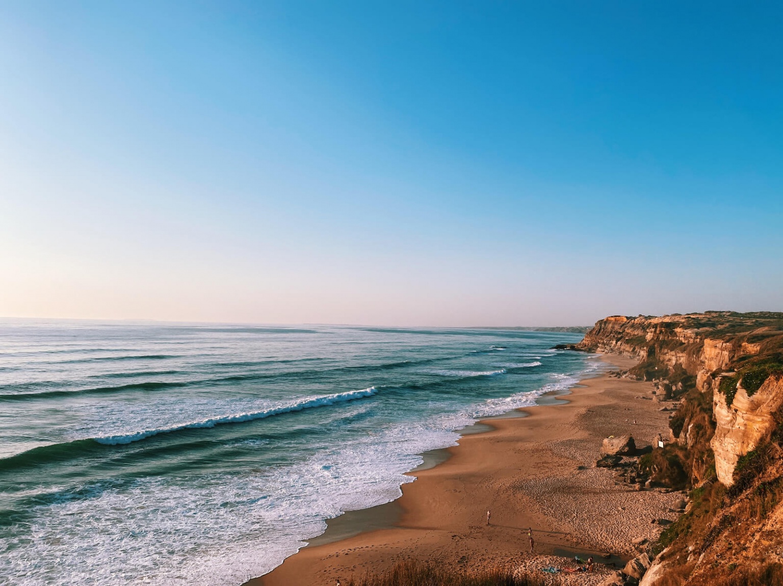 CLIFF Surf House - Surfcamp in Portugal Santa Cruz